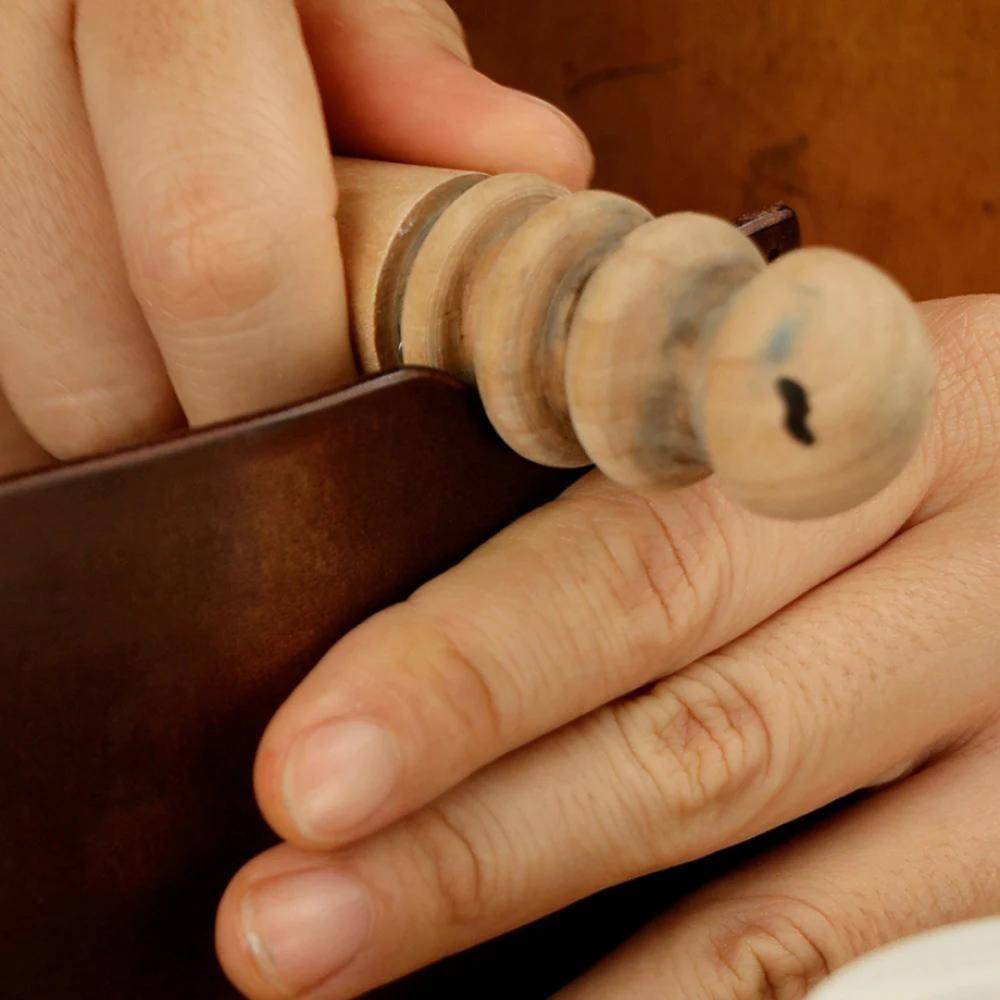 Brunissoir en bois IVAN pour la finition des tranches du cuir - Cuirtex